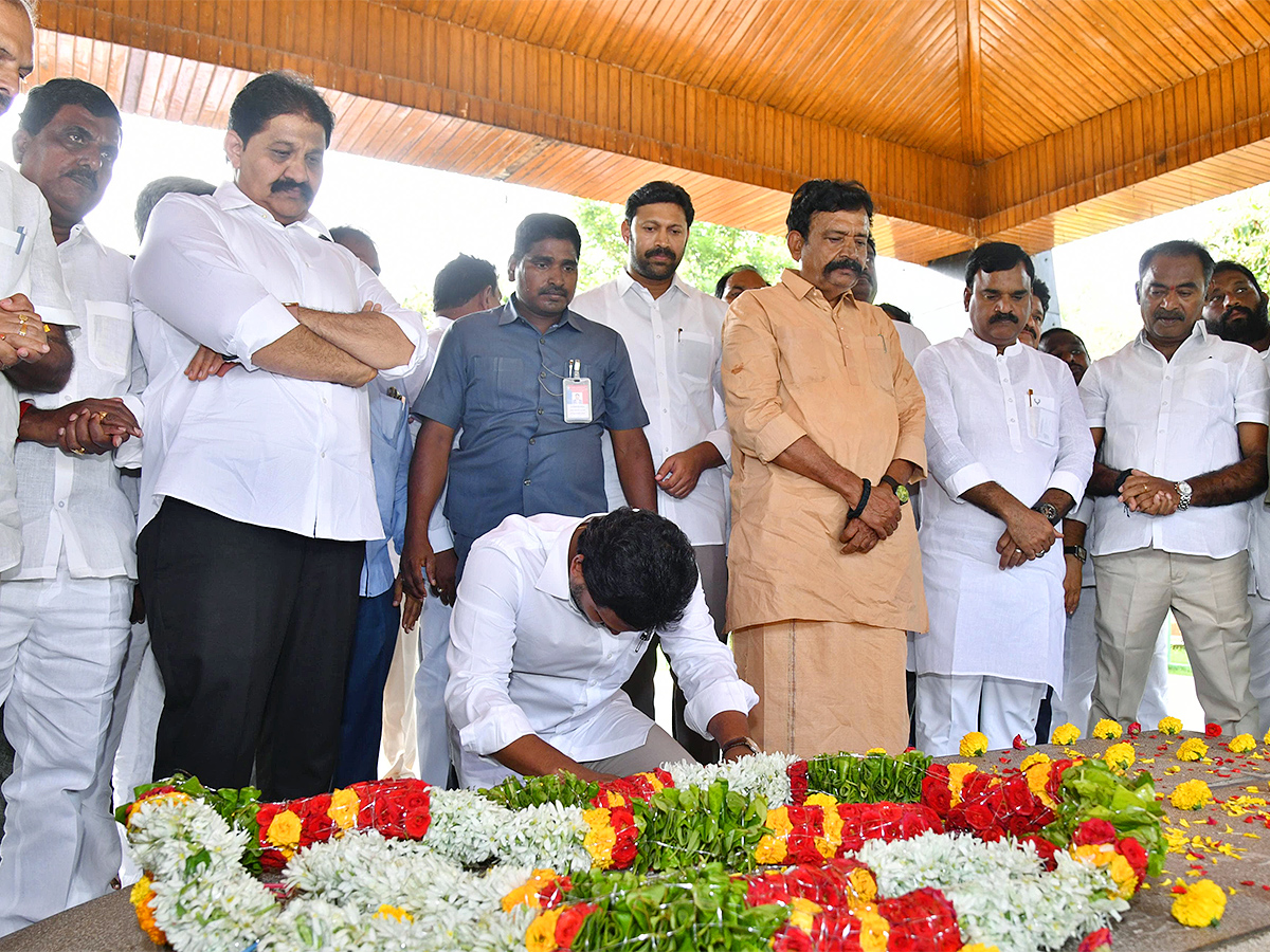 ఇడుపులపాయలో వైఎస్‌ జగన్‌ (ఫొటోలు) | YS Jagan Pays Tribute To Dr YS Rajasekhara Reddy At YSR Ghat ...